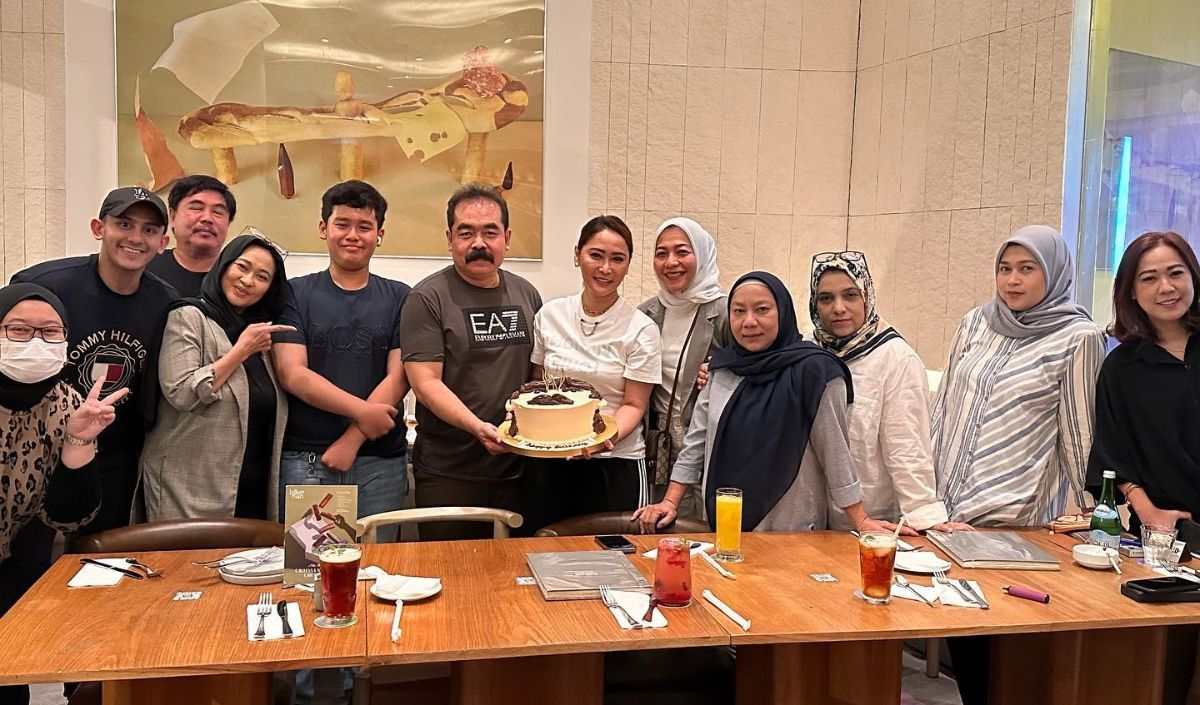 10 Momen Ultah ke-63 Adam Suseno Suami Inul Darastista, Potret Sang ...