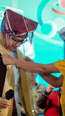 Nyanyikan Lagu 'Sinaggar Tulo', Ini Potret Sandiaga Uno Sambangi ...