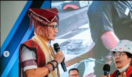Nyanyikan Lagu 'Sinaggar Tulo', Ini Potret Sandiaga Uno Sambangi ...