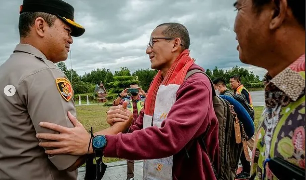 Nyanyikan Lagu 'Sinaggar Tulo', Ini Potret Sandiaga Uno Sambangi Kabupaten Samosir