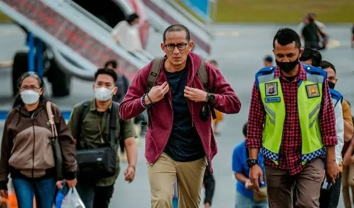 Nyanyikan Lagu 'Sinaggar Tulo', Ini Potret Sandiaga Uno Sambangi ...