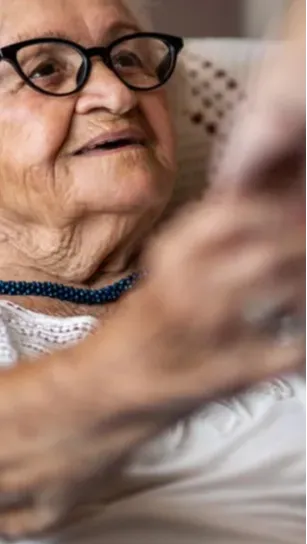 Aksi Iseng Cucu ke Nenek Ini Viral, Ekspresi Sang Nenek Bikin Terhibur