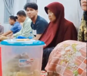 Aksi Iseng Cucu ke Nenek Ini Viral, Ekspresi Sang Nenek Bikin Terhibur