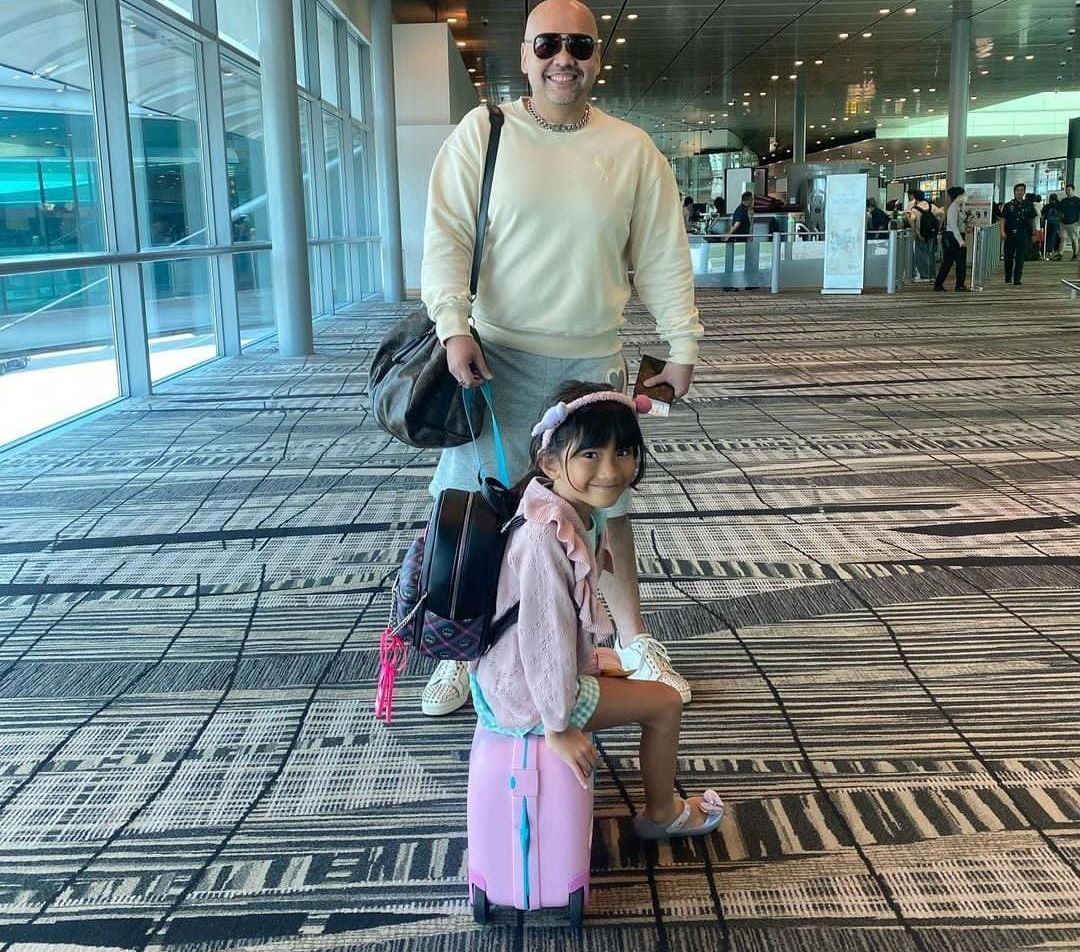 Potret Salma Anak Rio Dewanto dan Atiqah Hasiholan di Singapura, Makin ...