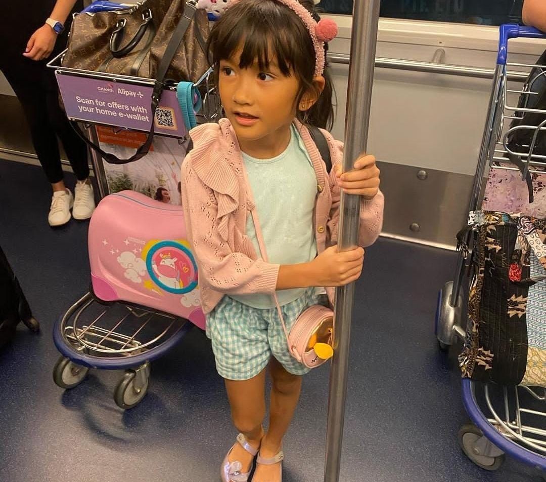Potret Salma Anak Rio Dewanto dan Atiqah Hasiholan di Singapura, Makin ...