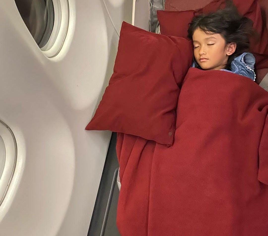 Potret Salma Anak Rio Dewanto dan Atiqah Hasiholan di Singapura, Makin ...