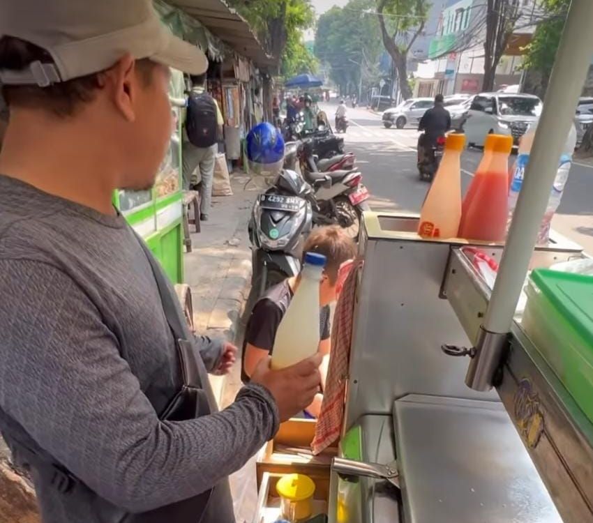 Potret El Barack Anak Jessica Iskandar Jajan Telur Gulung, Sikap ke ...