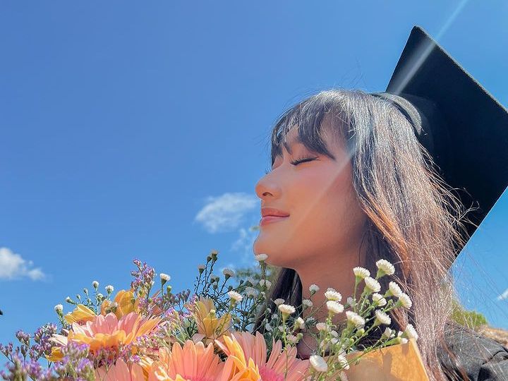 10 Potret Cantik Amanda Caesa Anak Parto Patrio saat Wisuda di Inggris ...