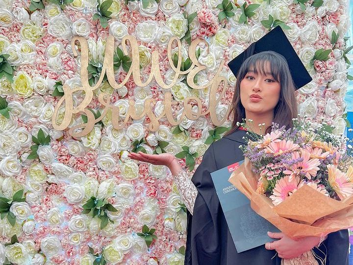 10 Potret Cantik Amanda Caesa Anak Parto Patrio saat Wisuda di Inggris ...