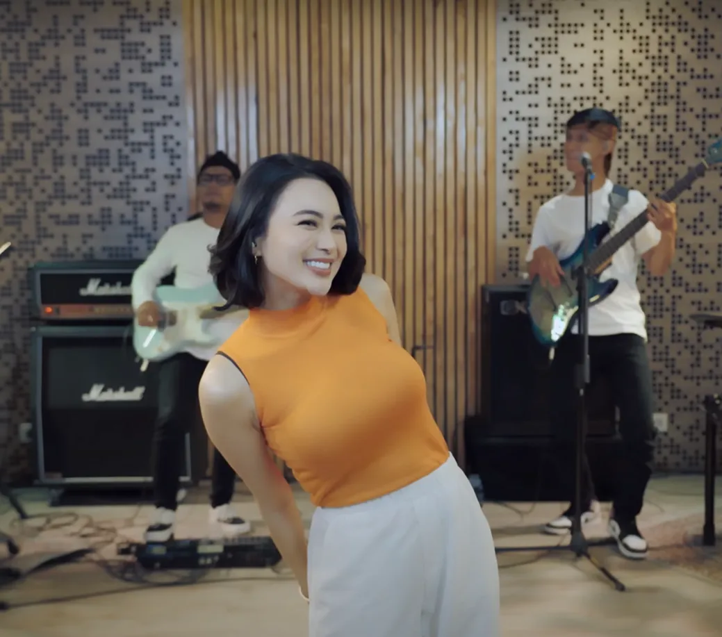 Music Video Shopee Aa yang Dibawakan Wika Salim Tembus 20 Juta Penonton ...