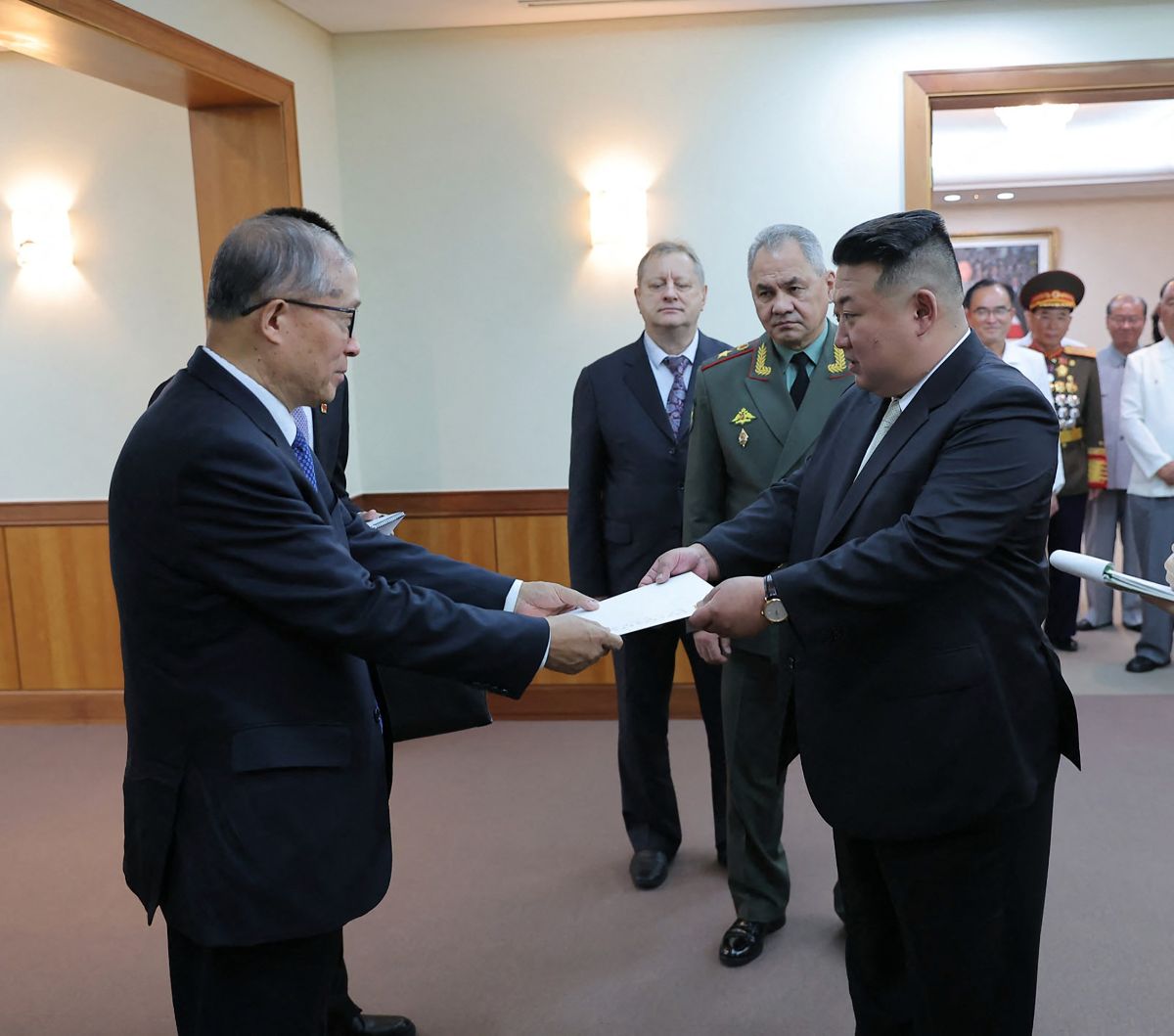FOTO: Semringah Terima Kunjungan Menhan Rusia, Kim Jong-un Pamer ...