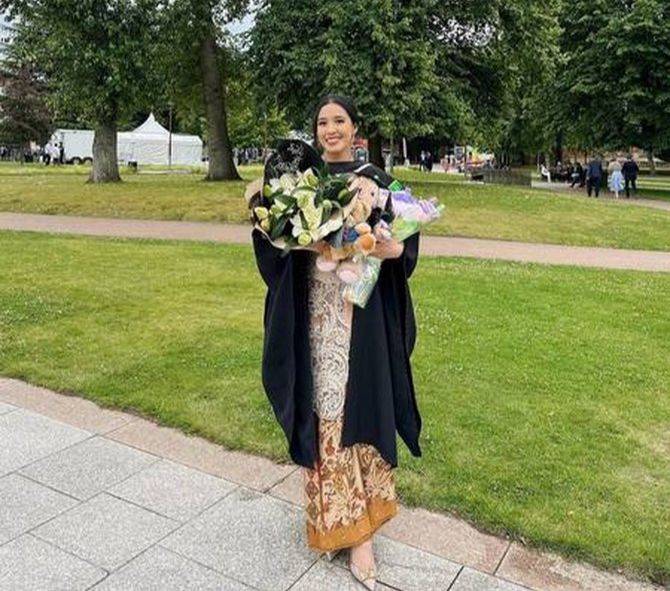 Potret Alifiya Anak Dede Yusuf Wisuda di Kampus Inggris, Cantik dan ...