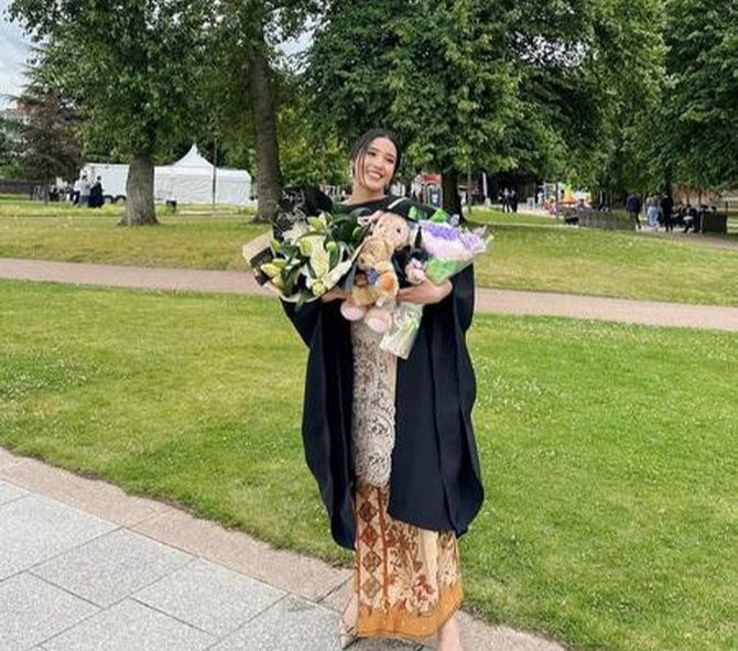 Potret Alifiya Anak Dede Yusuf Wisuda di Kampus Inggris, Cantik dan ...