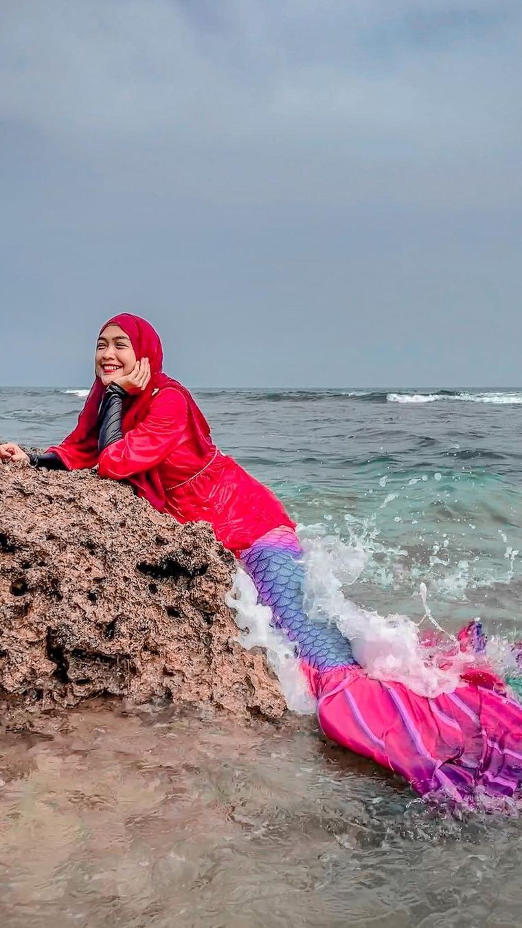 Sama-Sama Jadi Mermaid, Intip Adu Gaya Ria Ricis dan dr. Shindy Putri