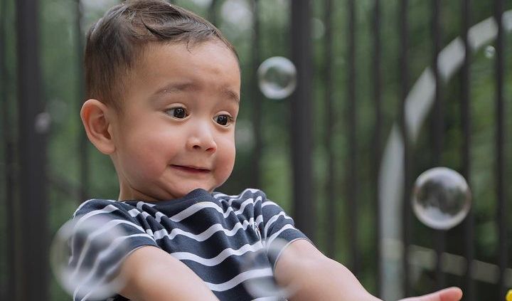 10 Momen Lucu Rayyanza Main Bubble Bareng Mama Nagita, Senyumnya Bikin ...