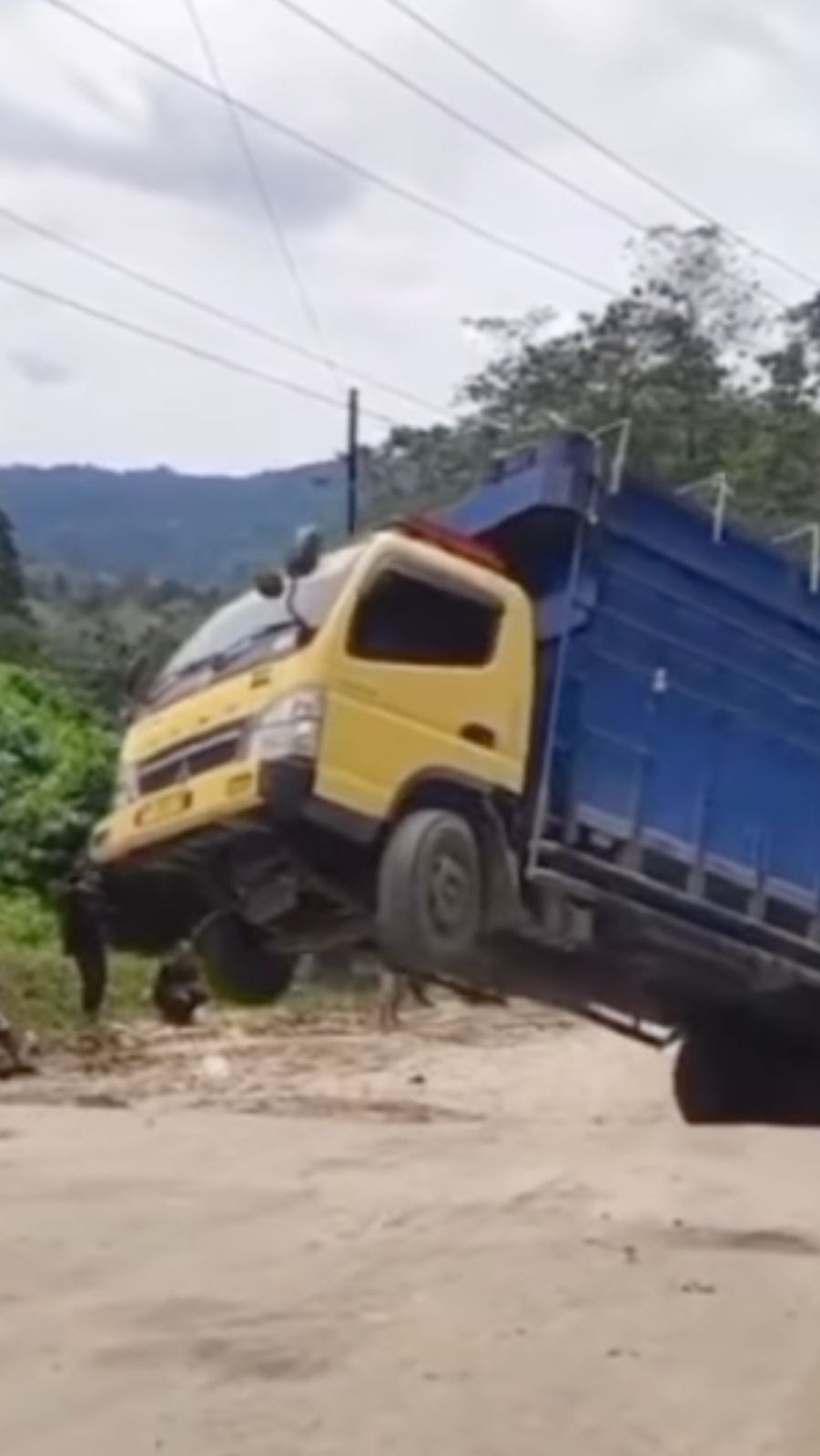 Horrornya Jalan Batu Jomba Sumut: Truk sampai ‘Ngetril’, Ambulans Lompat