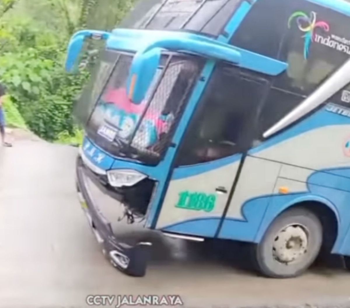 Horrornya Jalan Batu Jomba Sumut: Truk sampai ‘Ngetril’, Ambulans Lompat