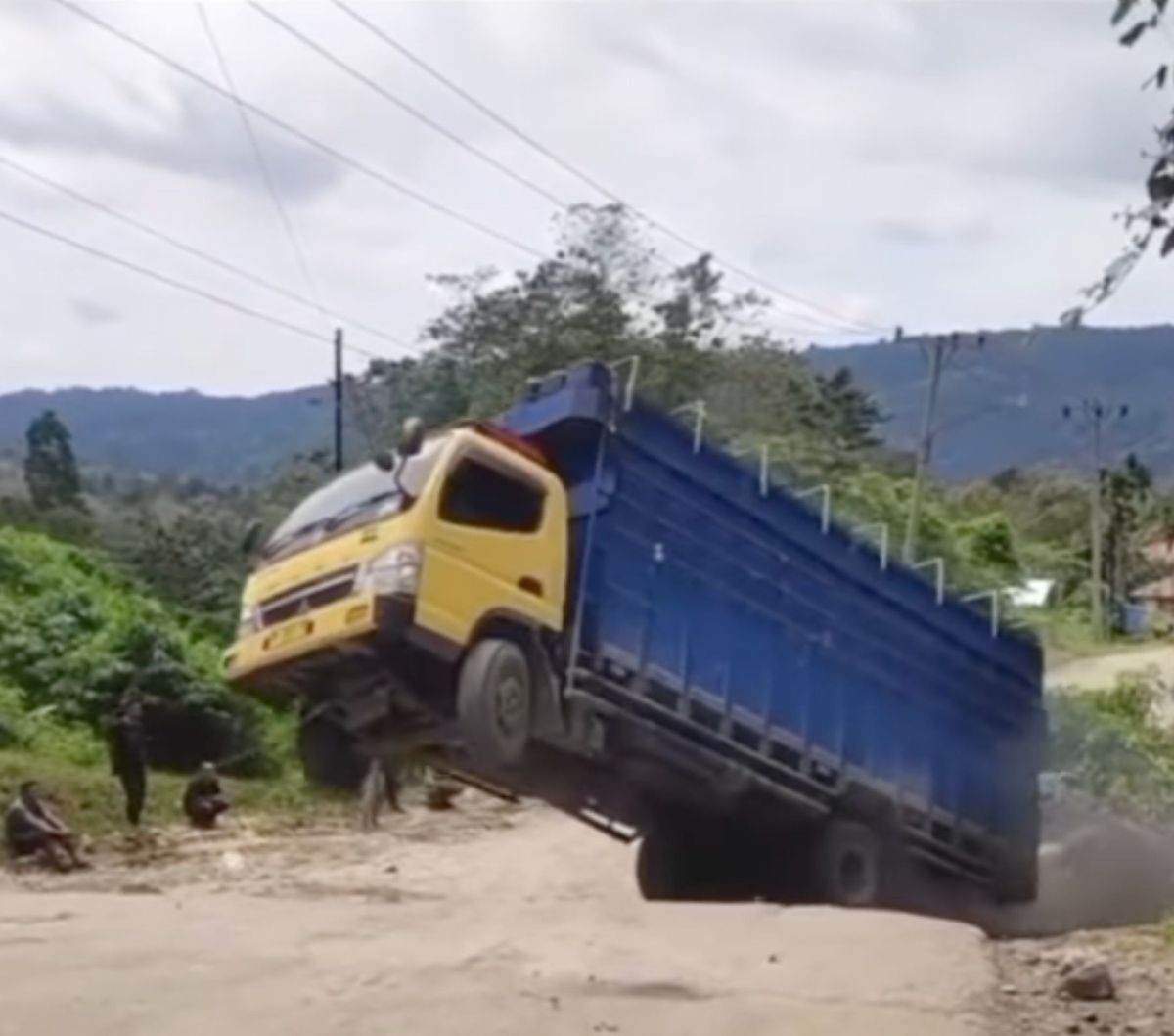 Horrornya Jalan Batu Jomba Sumut: Truk sampai ‘Ngetril’, Ambulans Lompat