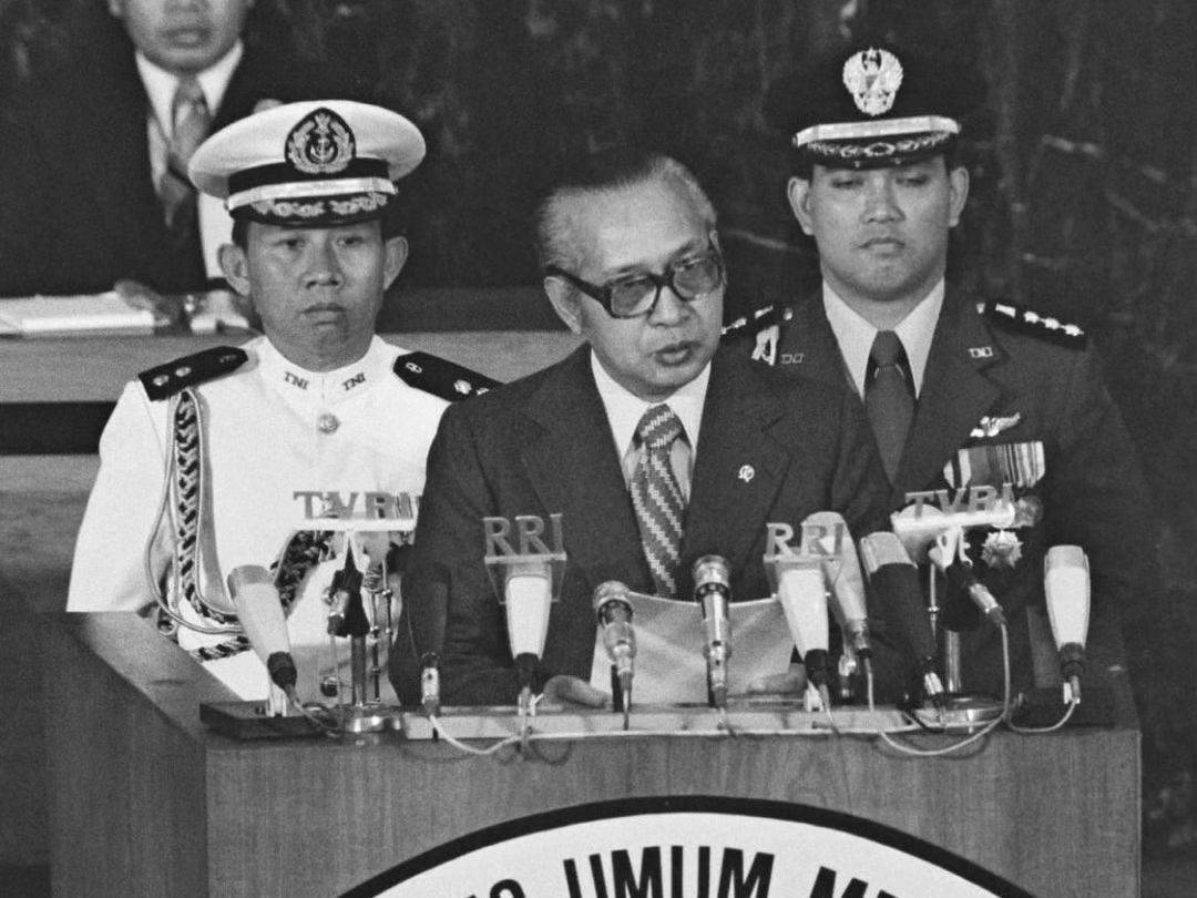 Potret Presiden Soeharto Pimpin Sidang Terakhir Kabinet Pembangunan Ii Dikawal Ayah Jenderal Tni