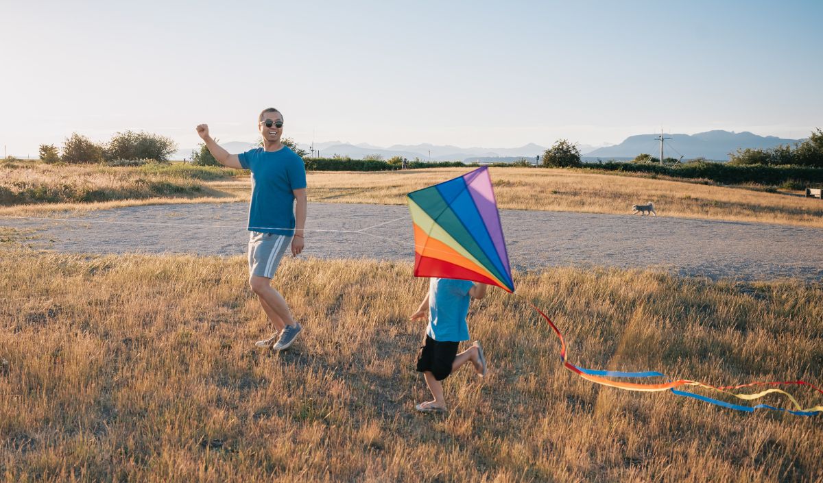 Hal yang Harus Diperhatikan Orangtua saat Anak Bermain Layang-layang