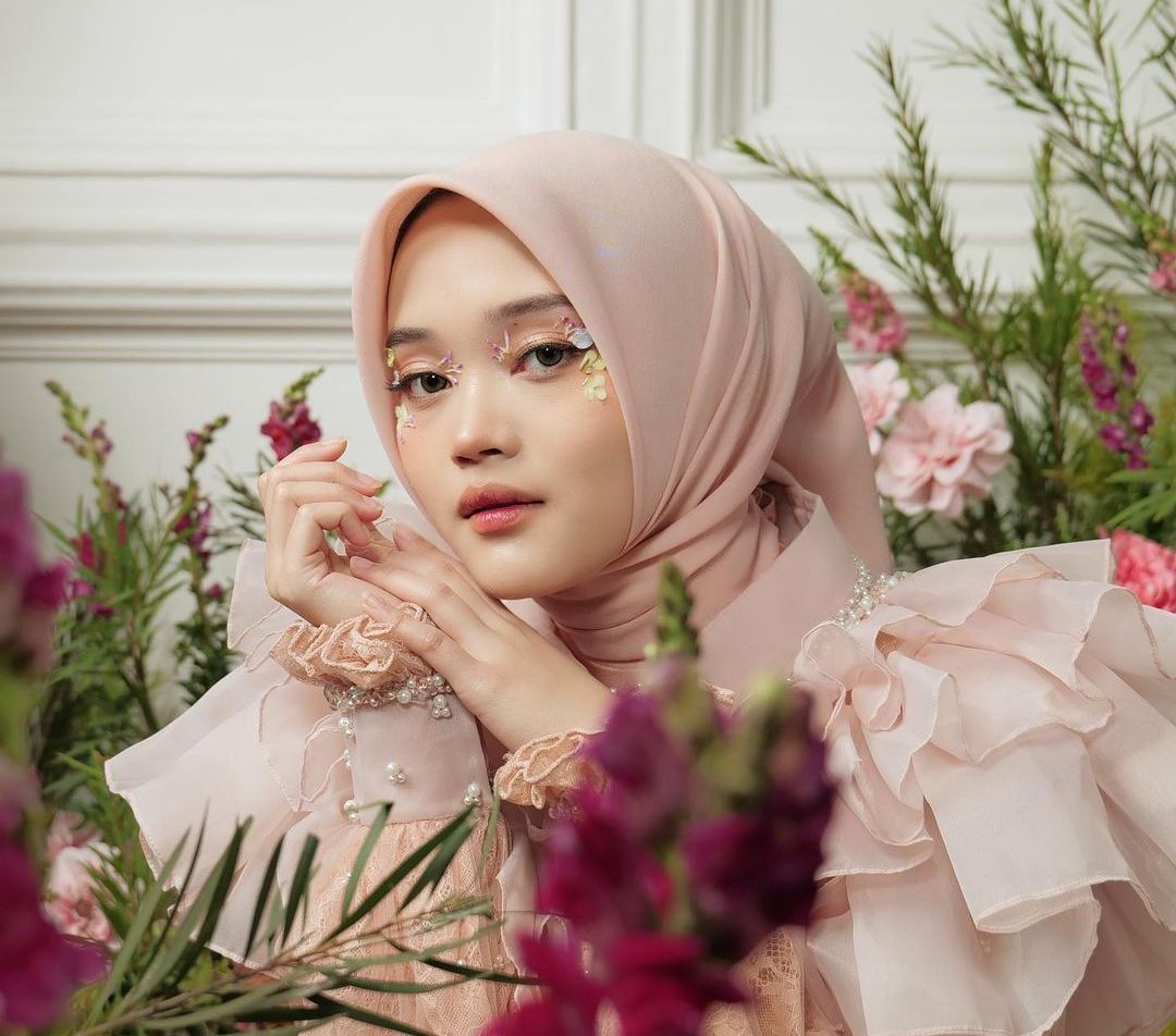 Bernuansa Floral, Ini Potret Cantik Putri Delina di Pemotretan Terbaru