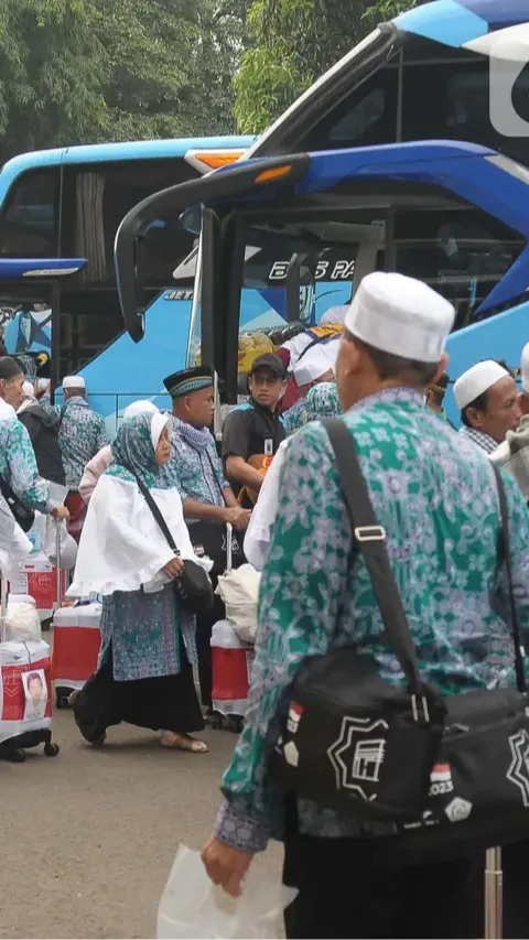 Heboh Jemaah Haji Asal Makassar Pakai Baju Lapis 15, Ternyata Ini Alasannya