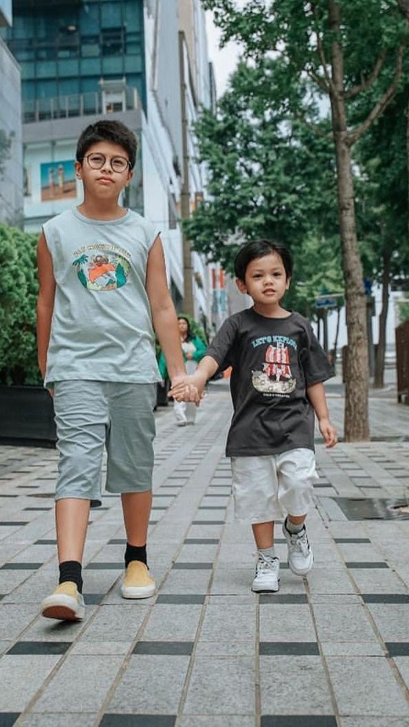 Duo Ganteng! Potret Azka dan Arkana Anak Laki-laki Nikita Mirzani ...