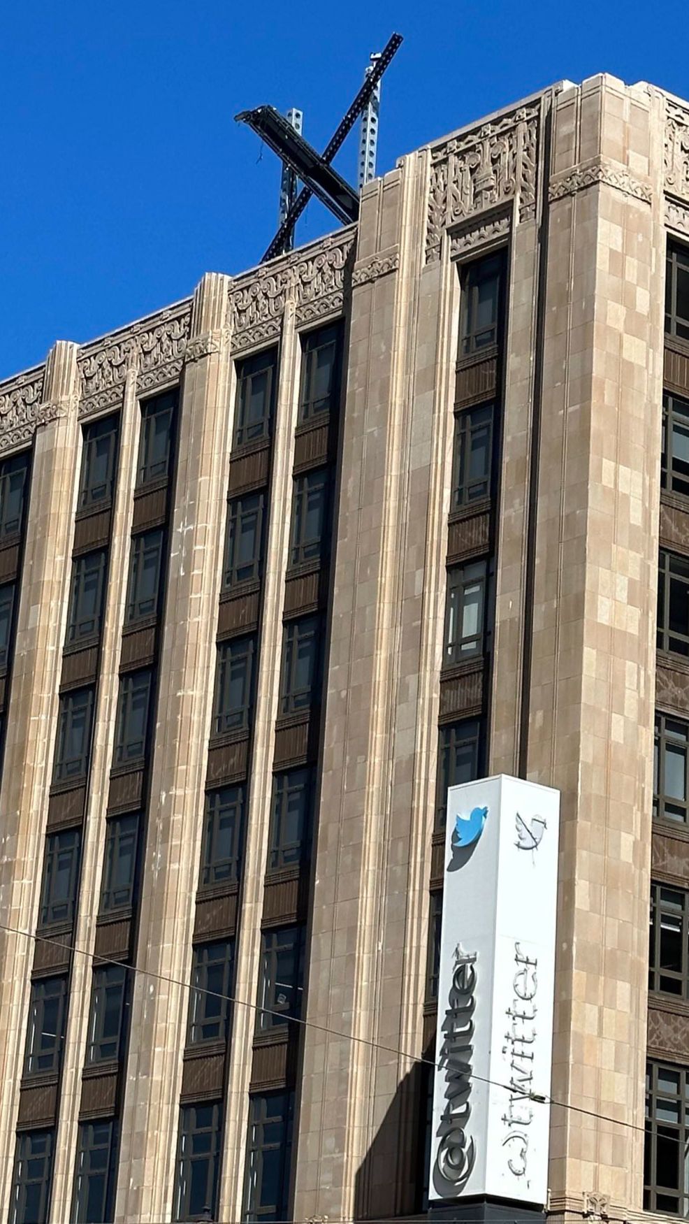 The Giant 'X' Logo at Twitter Headquarters Has Been Removed | trstdly.com