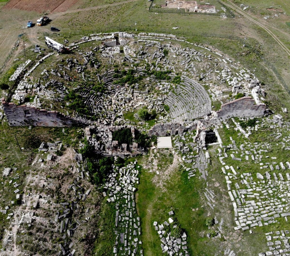 Patung Dewa Dewi Yunani Ditemukan di Dasar Danau Turki, Kondisinya ...