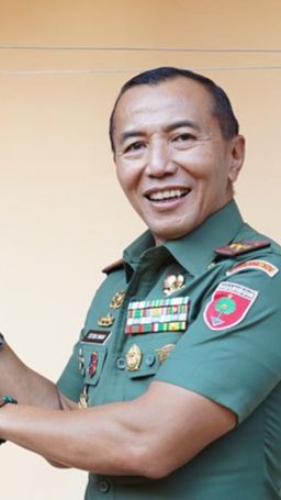 Momen Mayjen TNI Santai Ngopi Bareng Mahasiswa Papua di Mess, Aksinya ...