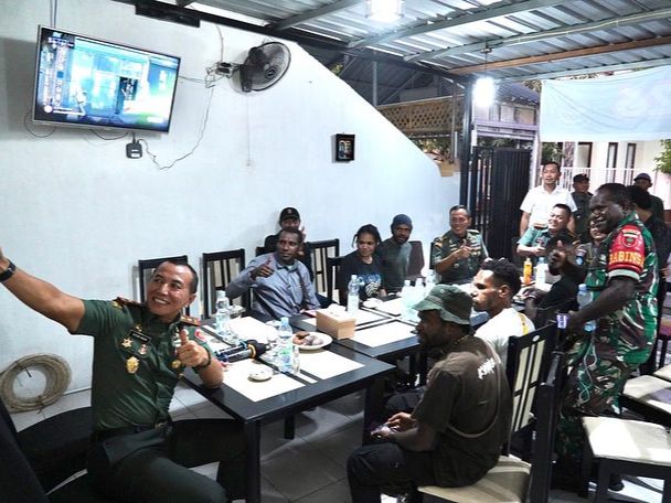 Momen Mayjen TNI Santai Ngopi Bareng Mahasiswa Papua di Mess, Aksinya ...
