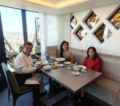 Menyelesaikan Studi dengan Prestasi Gemilang, Inilah 10 Potret Wisuda ...