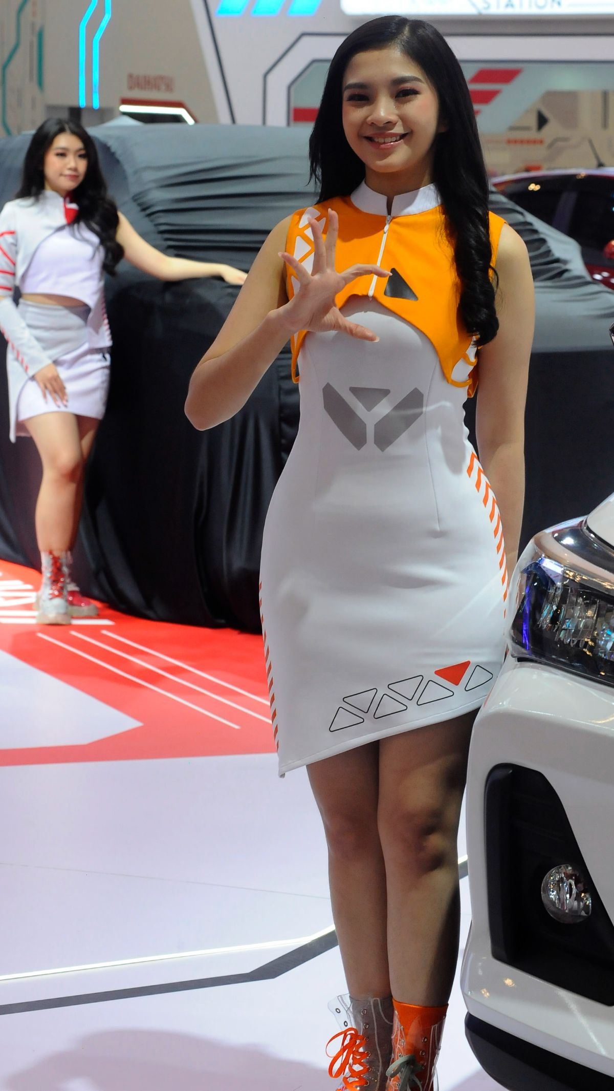 FOTO: Pesona SPG Cantik di GIIAS 2023, Bayarannya Bikin Melongo