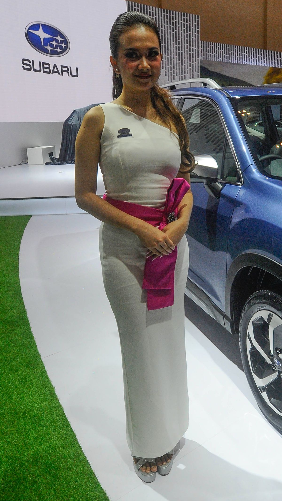 FOTO: Pesona SPG Cantik di GIIAS 2023, Bayarannya Bikin Melongo