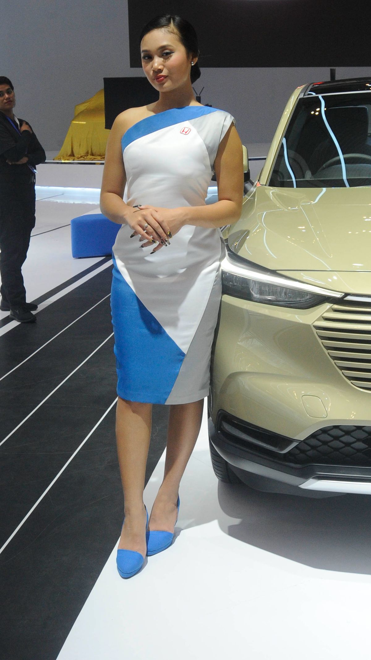 FOTO: Pesona SPG Cantik di GIIAS 2023, Bayarannya Bikin Melongo