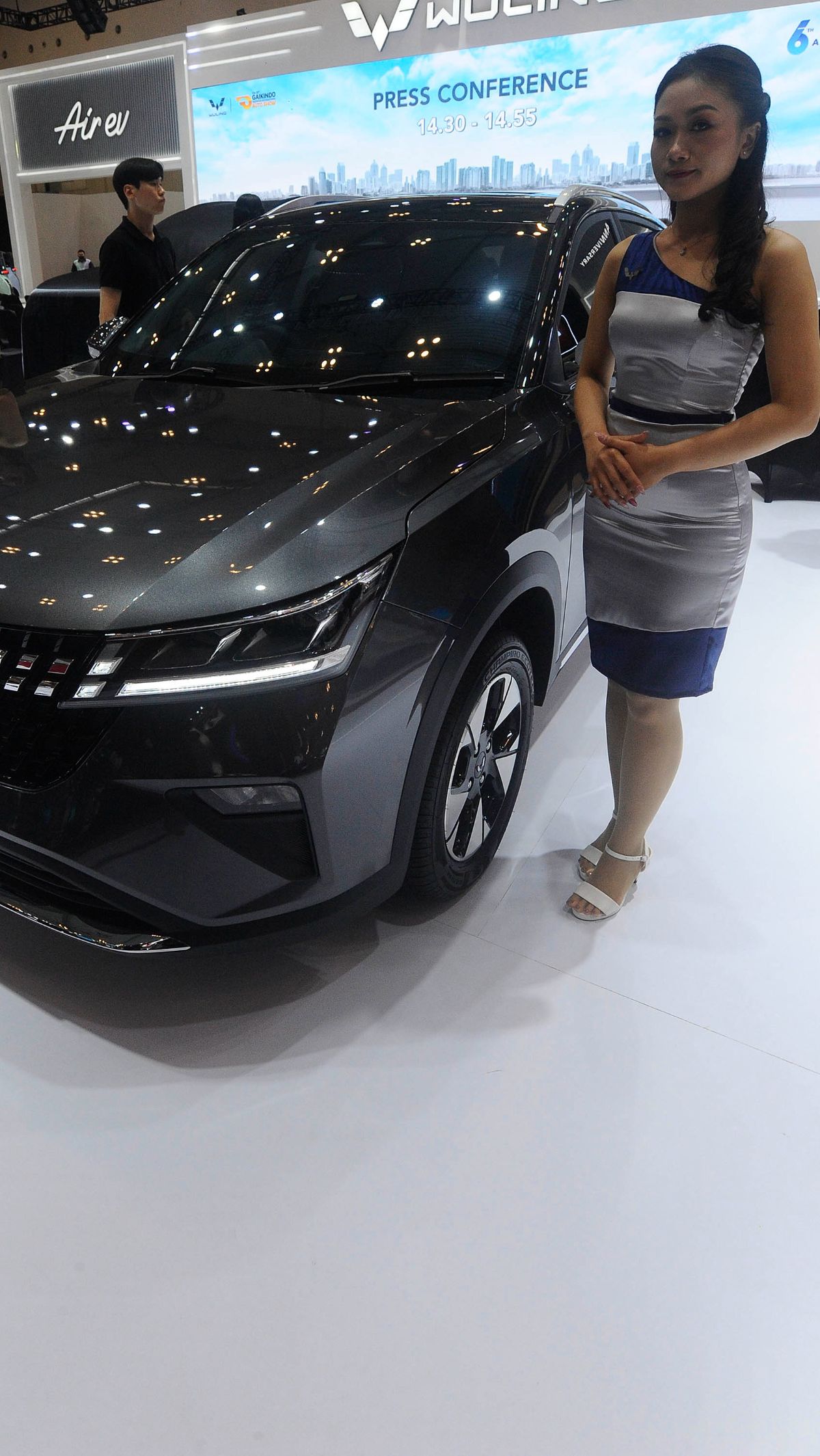 FOTO: Pesona SPG Cantik di GIIAS 2023, Bayarannya Bikin Melongo