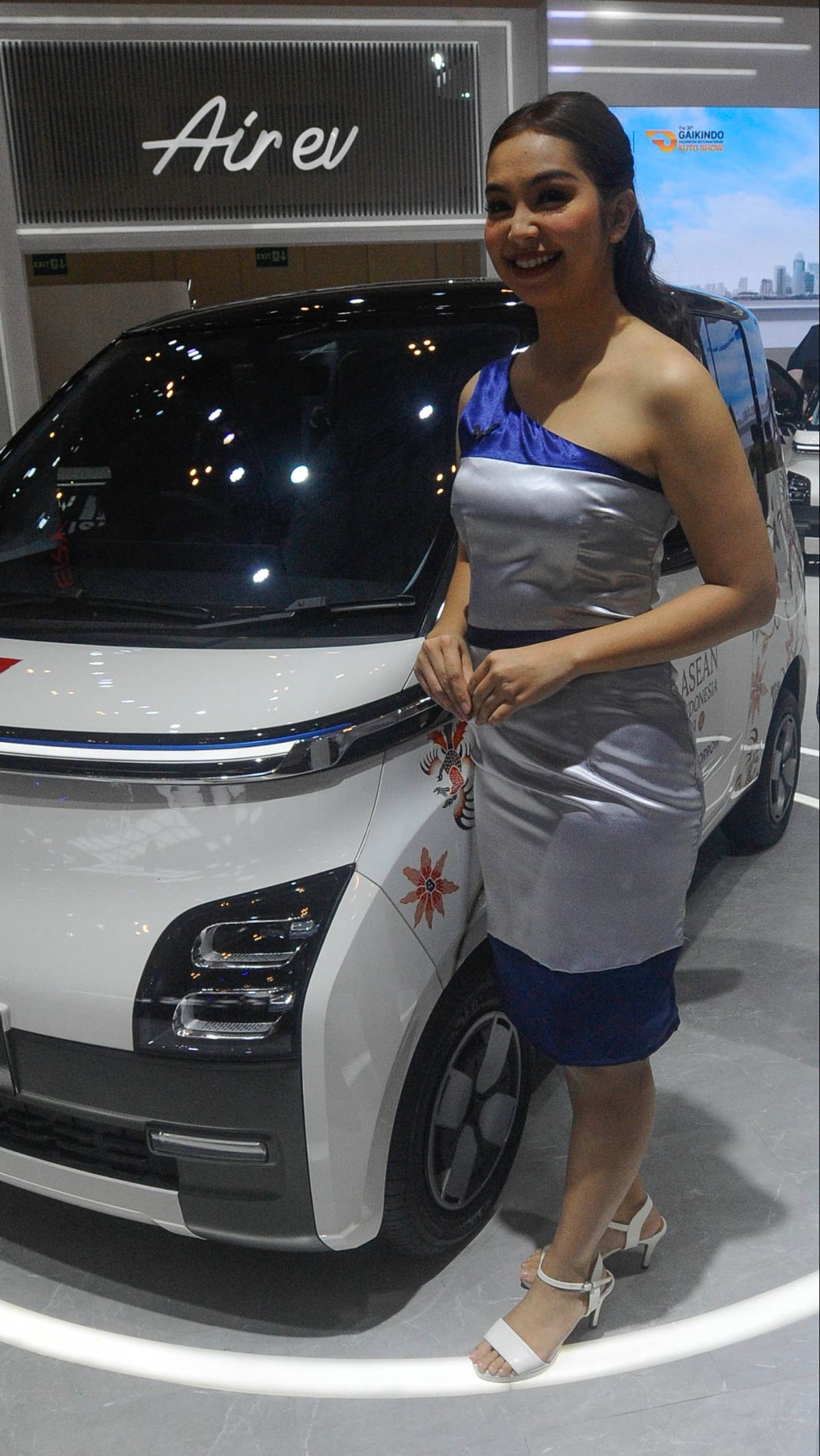 FOTO: Pesona SPG Cantik di GIIAS 2023, Bayarannya Bikin Melongo