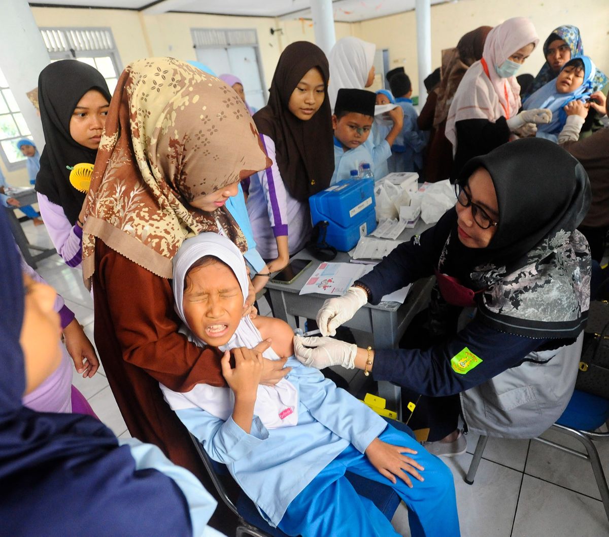 FOTO: Cegah Kanker Serviks, Puluhan Siswi SD di Depok Disuntik Vaksin HPV