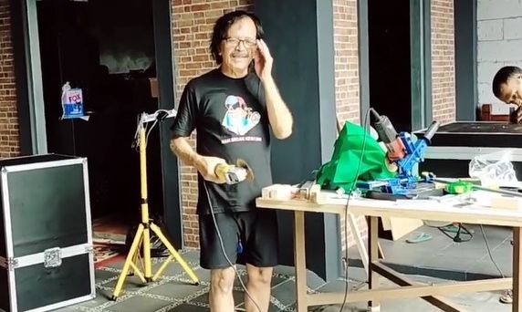 Menjadi Penyanyi Dangdut Populer, Rumah dan Penampilan Caca Handika ...