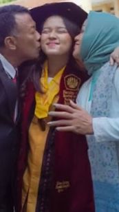 Baru Diwisuda, 'Jian Ayune Sundul Langit' Nama Lengkap Anak Bupati ...
