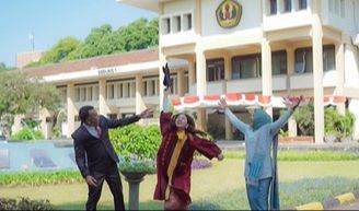 Baru Diwisuda, 'Jian Ayune Sundul Langit' Nama Lengkap Anak Bupati ...