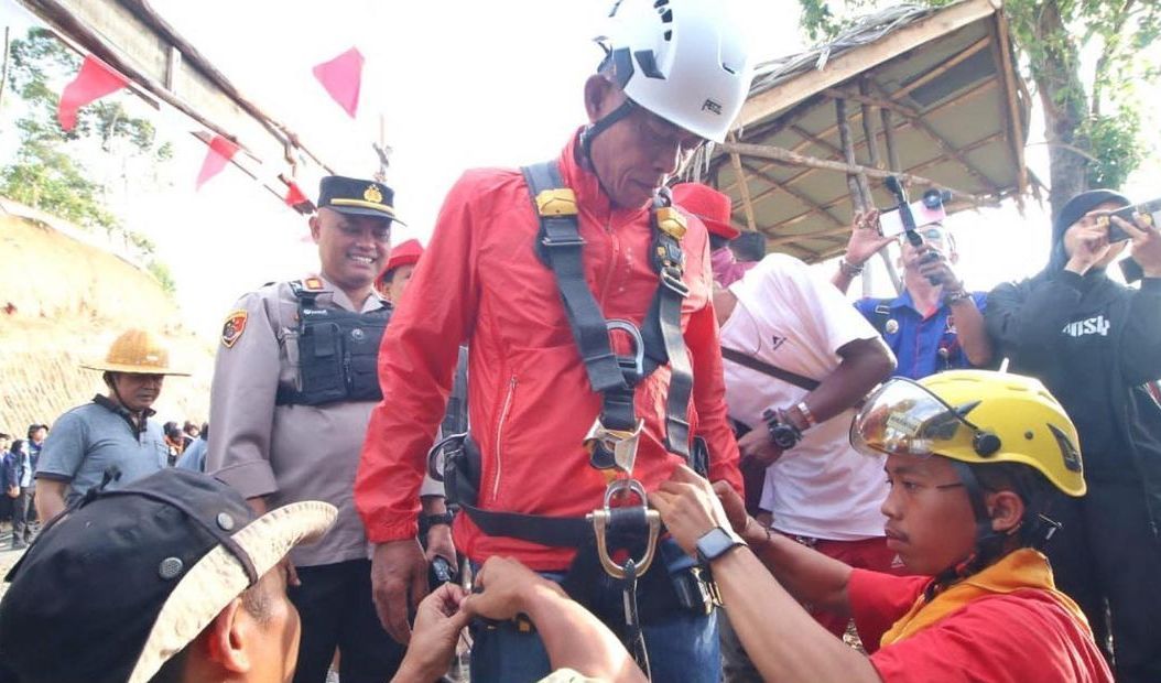 Bupati Subang Rela Bergelantungan saat Kibarkan Bendera Merah Putih ...