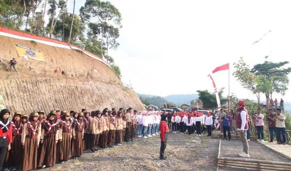 Bupati Subang Rela Bergelantungan saat Kibarkan Bendera Merah Putih ...