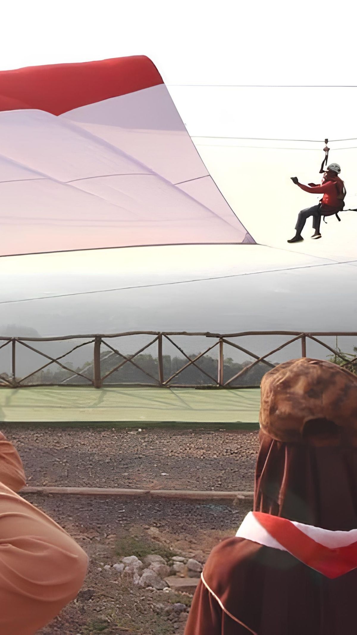 Bupati Subang Rela Bergelantungan saat Kibarkan Bendera Merah Putih ...