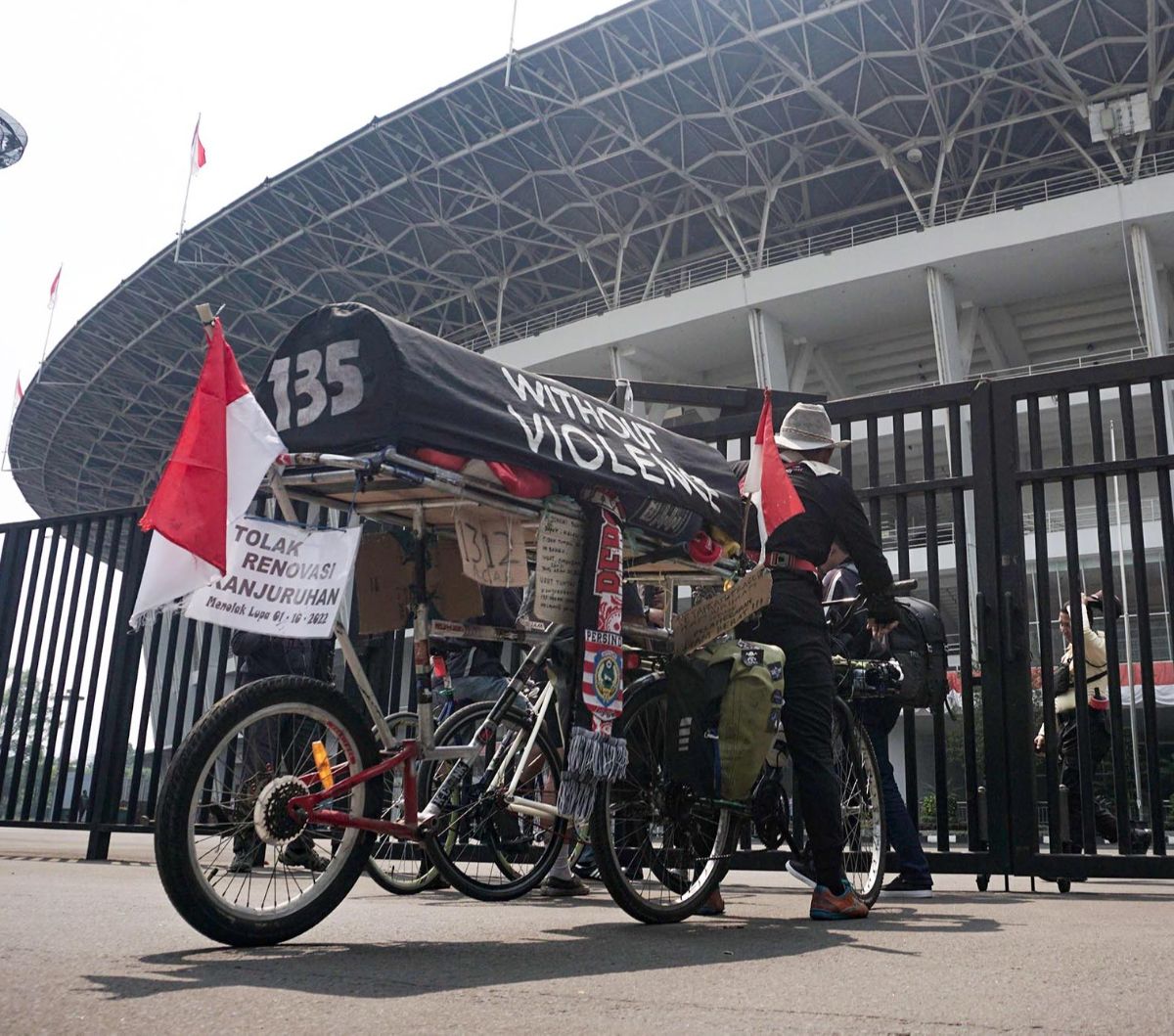 FOTO: Perjuangan Pak Midun Bersepeda Malang-Jakarta untuk Tragedi ...
