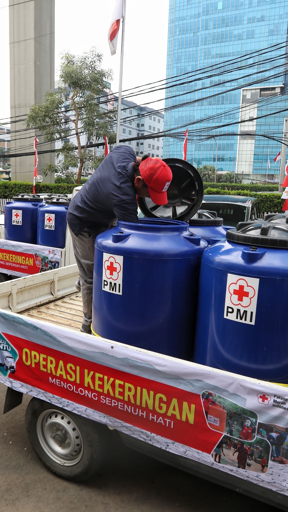 FOTO: Ratusan Mobil Tangki Air Disiapkan PMI untuk Antisipasi Bencana ...