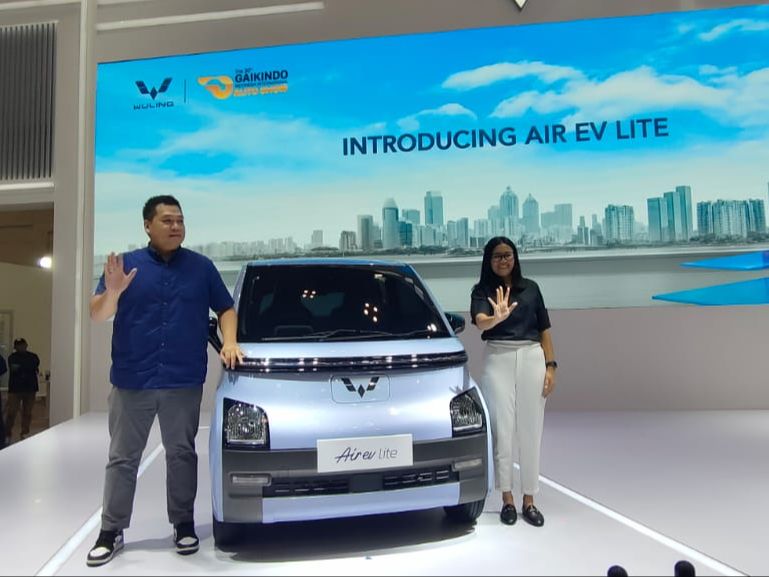 Mobil Listrik Paling Murah di GIIAS 2023: Wuling Air ev Lite versus Seres E1 Type B!