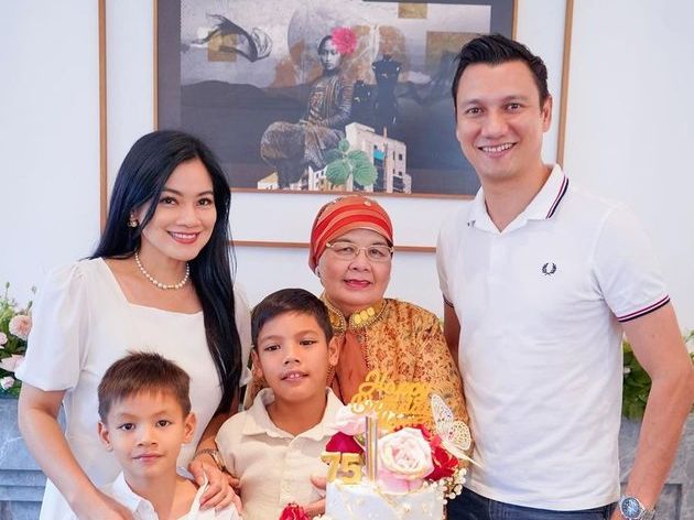 8 Potret Perayaan Ulang Tahun Ibunda Titi Kamal, Terlihat Awet Muda di Usia yang ke-75