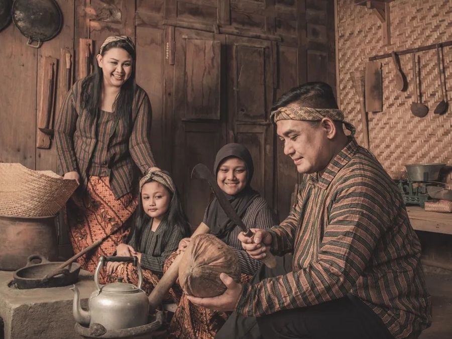 Sepuluh Momen Hangat dalam Photoshoot Keluarga Tia AFI dengan Tema Unik 'Wong Ndeso' - Pesona ...