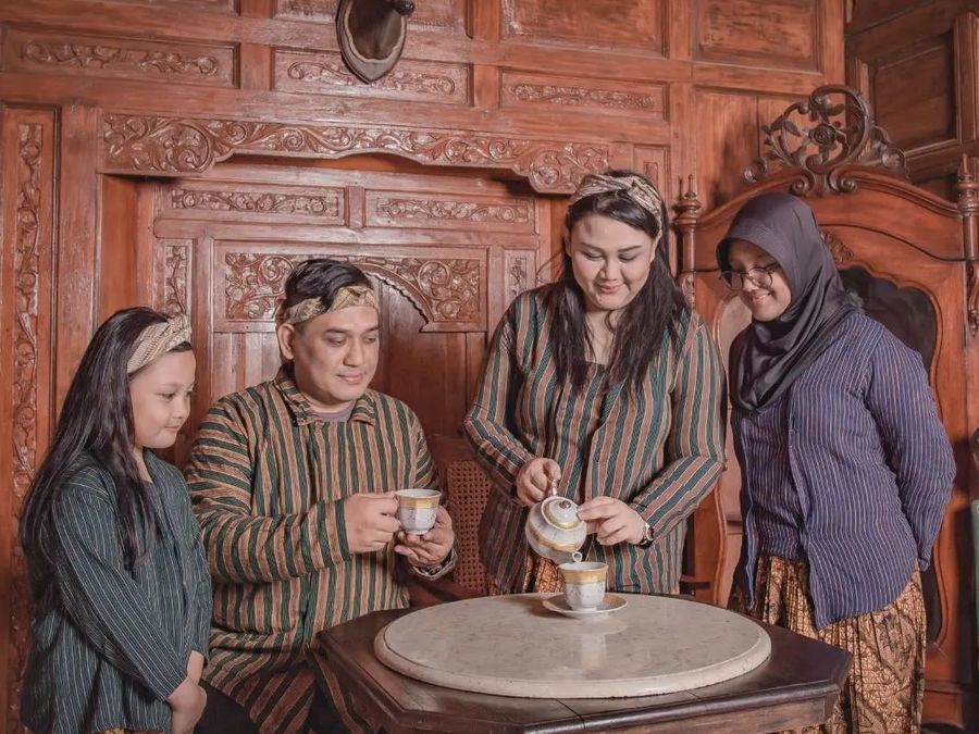 Sepuluh Momen Hangat dalam Photoshoot Keluarga Tia AFI dengan Tema Unik ...